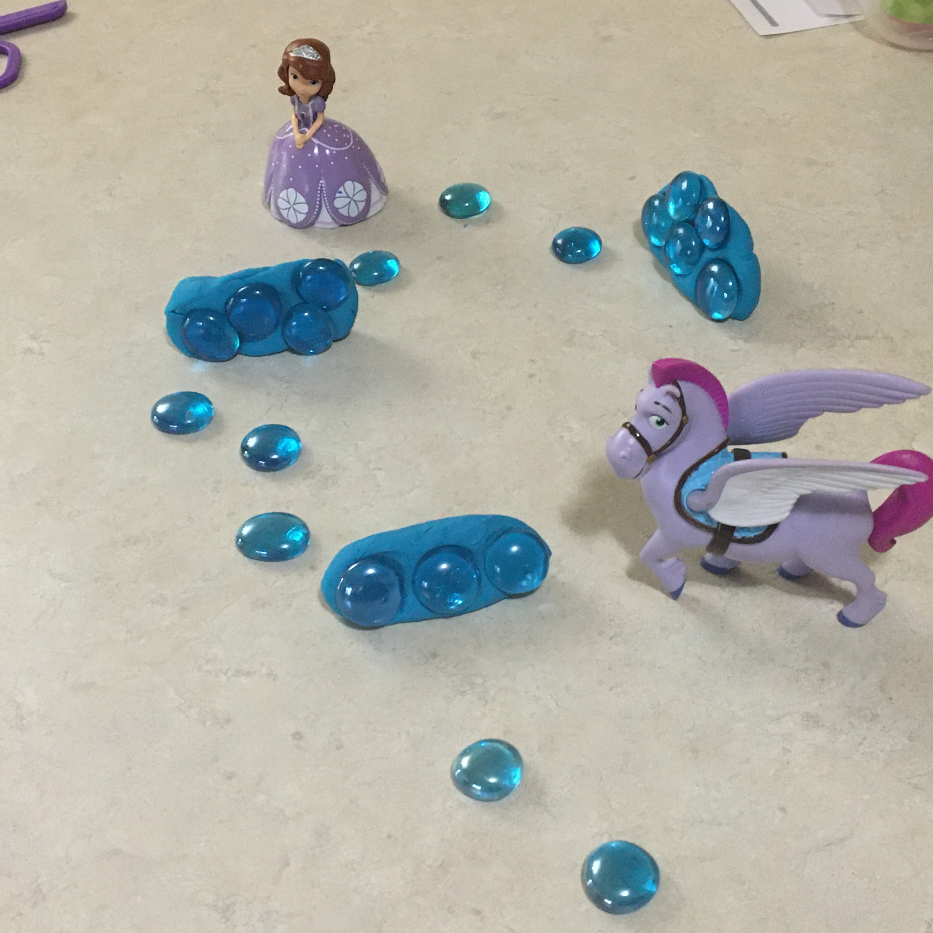 Frozen-inspired Toddler Play Tray – Kindred Inspiration